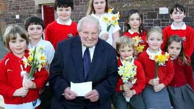 Young flower sellers help charity | wsfp.co.uk