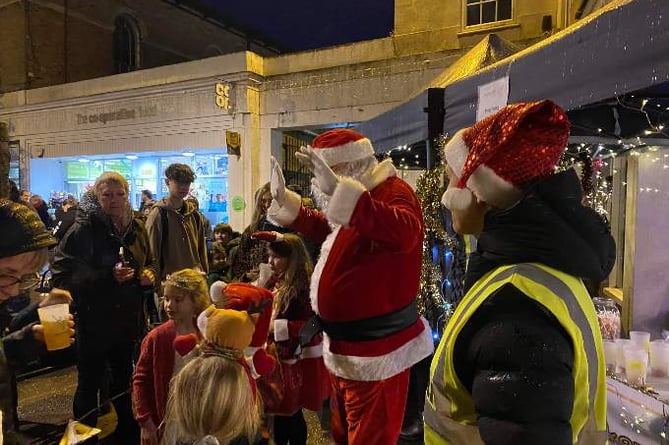Crowd turns out for big lights switch-on | wsfp.co.uk