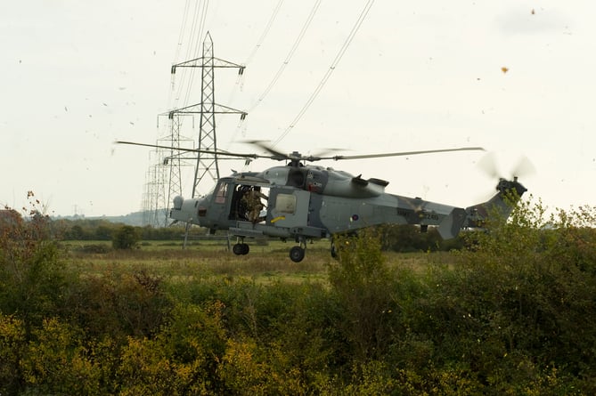 Nail-biting pictures show military helicopter passing UNDER 400,000 ...