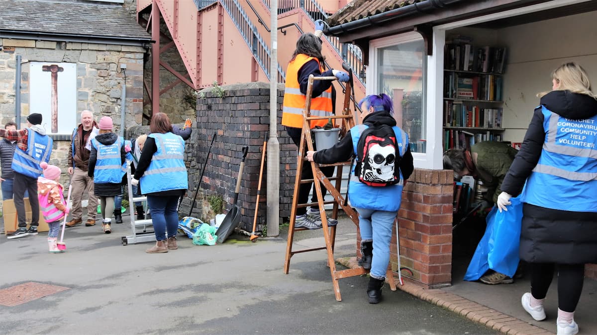Volunteers join clean-up operation to spruce up town | wsfp.co.uk
