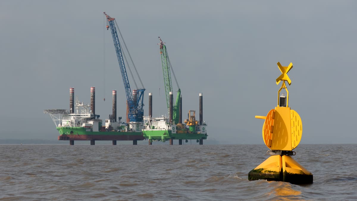 Giant platforms arrive off Hinkley Point coast for final stage of off ...