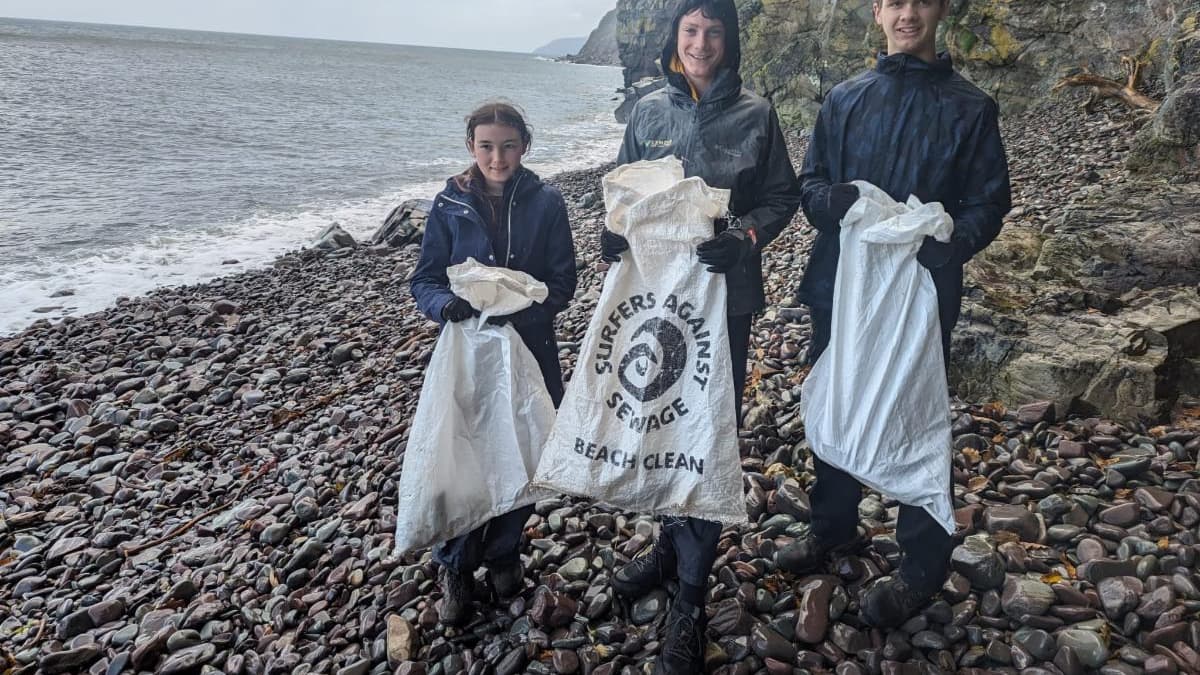 Exmoor young rangers join 'Plastic Free' beach clean-up operation ...