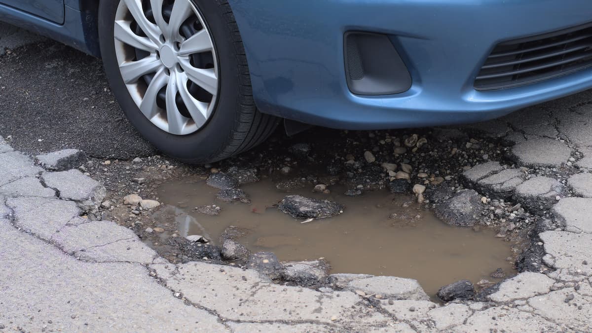 How to avoid potholes and what to do if you hit one | wsfp.co.uk