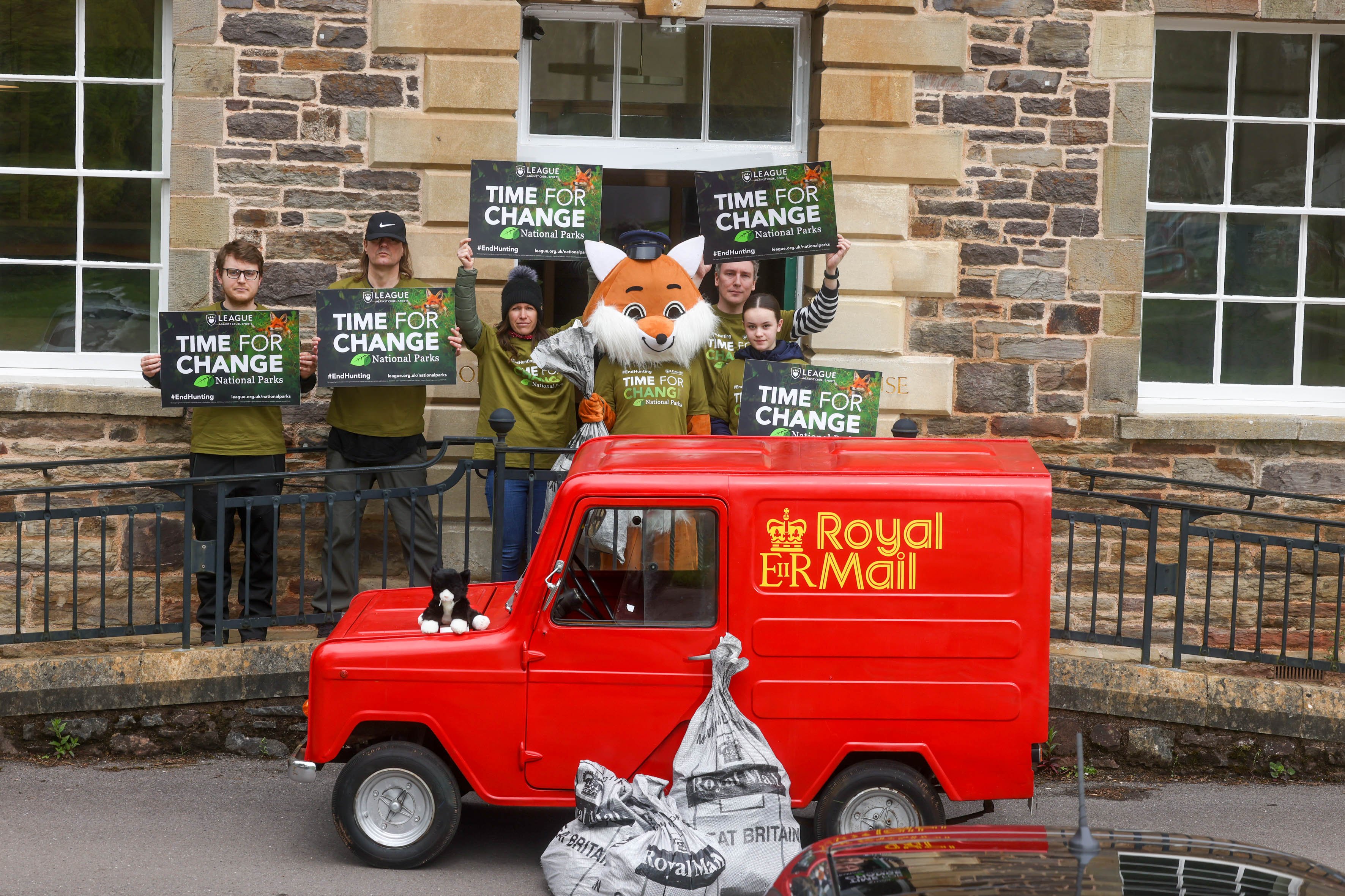Anti-hunt campaigners deliver 10,000 postcards calling for Exmoor ...