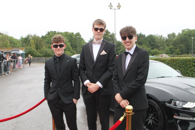 Kingsmead Year 11 Prom Shines: Glamorous evening celebrates hard work ...