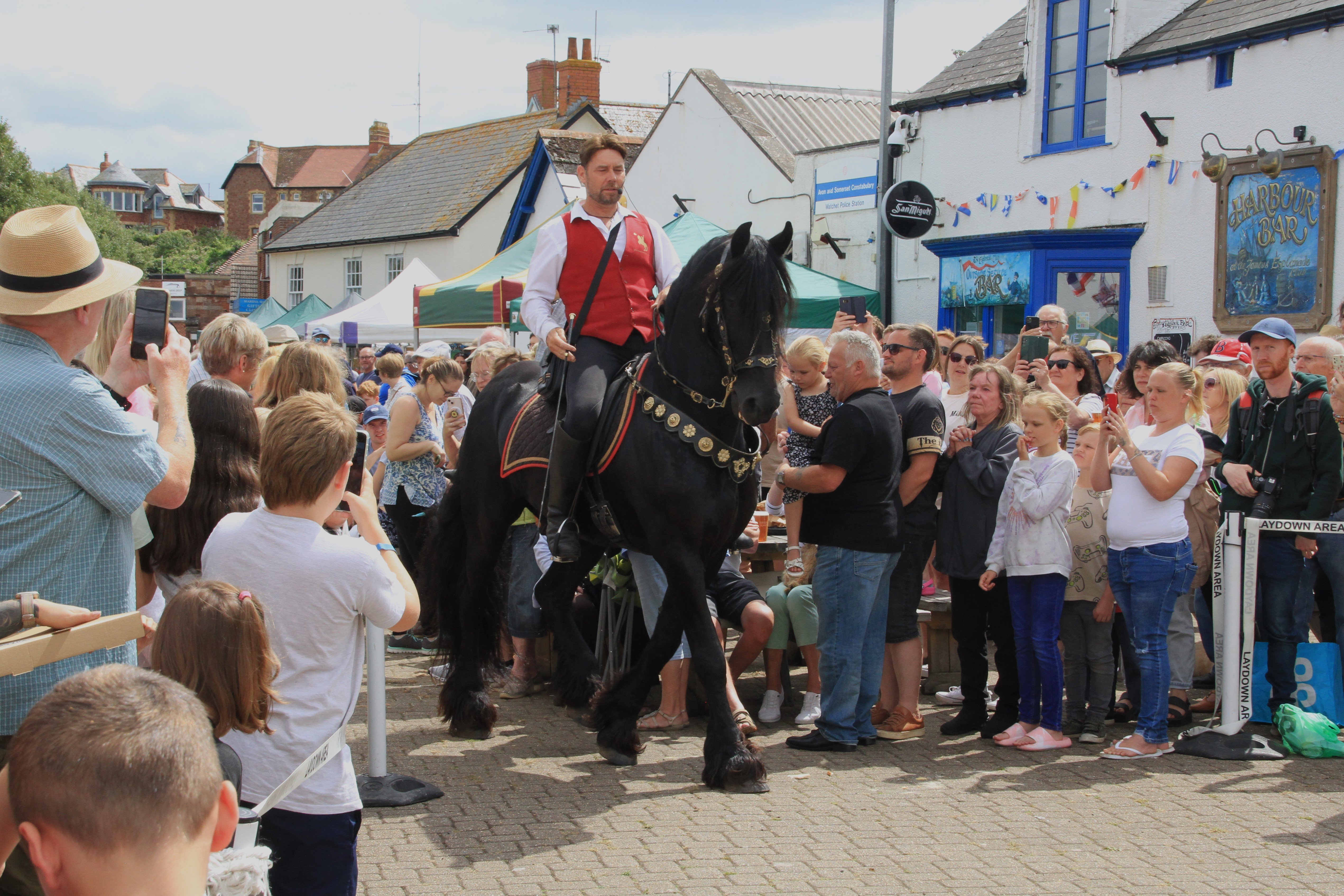 Jonathan Marshall and Amadeus the 'Lloyds Bank black horse' visit ...