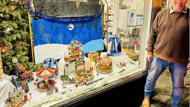 Festive Minehead shoppers enjoy funfair for £1 in aid of St Margaret's ...