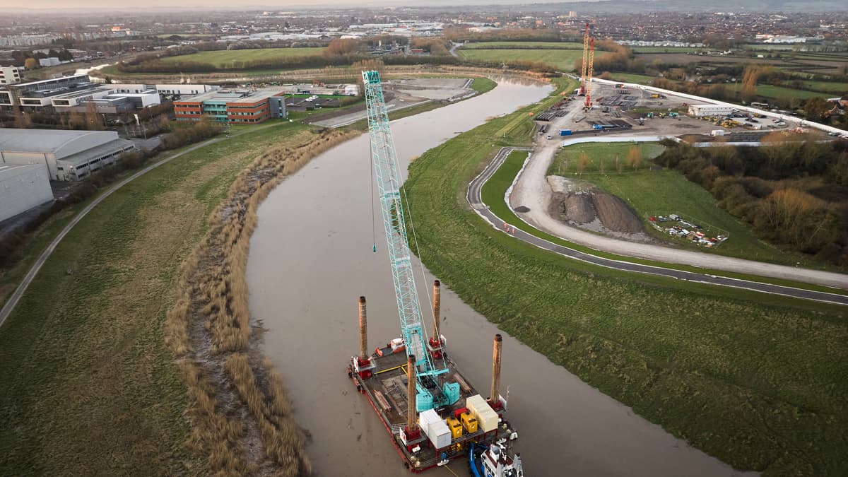 Giant barge arrives in Bridgwater for next phase of tidal barrier ...