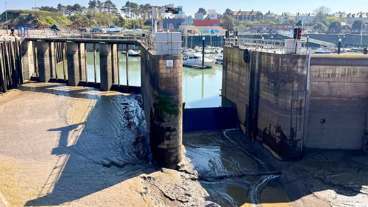 Watchet Marina gate manually open and shut for tides with automatic ...